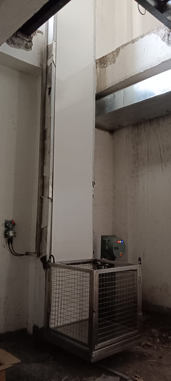 SS 304 Hydraulic Goods Lift 800kg | Stainless Steel Single Mast Goods ...